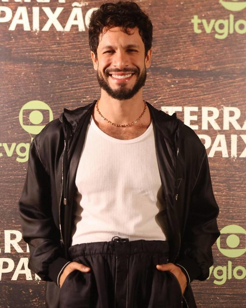 Rainer Cadete causa ciúmes em atores de Terra de Paixão. Saiba mais ...