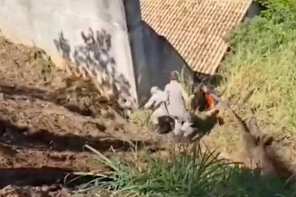 Jovem desaparece no ES e é achada em vala entre casa e barranco. Vídeo ...