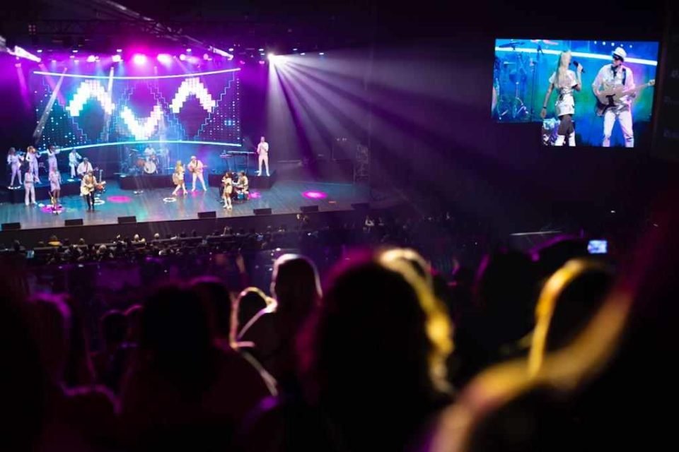 ABBA The Show sobe ao palco e leva plateia à loucura no Metrópoles ...