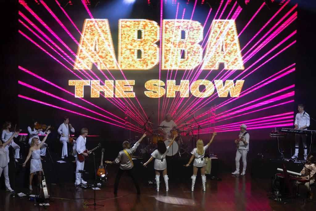 Vídeo: fãs brasilienses fazem dueto com vocalista no ABBA The Show ...