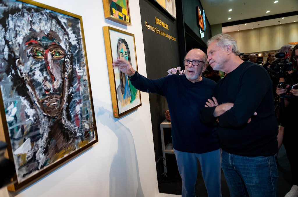 José Maciel recebe convidados em coquetel de abertura de exposição ...