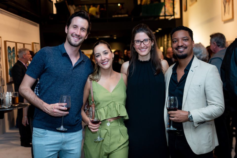 José Maciel recebe convidados em coquetel de abertura de exposição ...