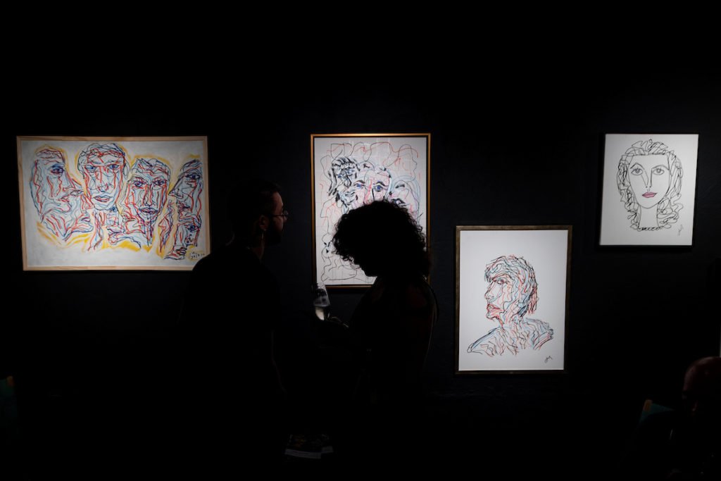 José Maciel recebe convidados em coquetel de abertura de exposição ...