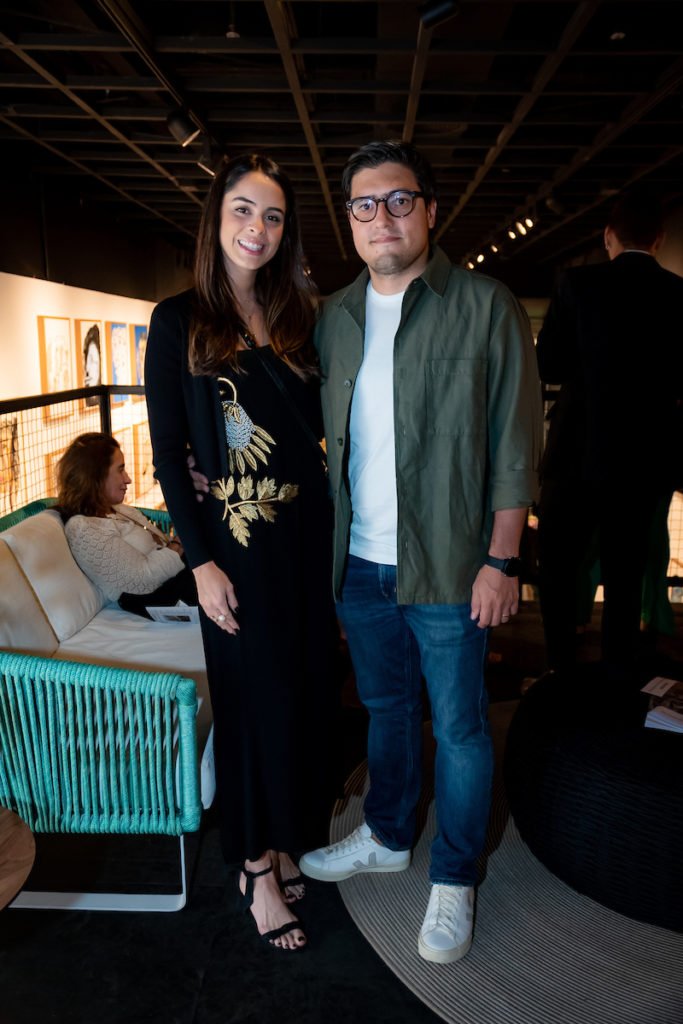 José Maciel recebe convidados em coquetel de abertura de exposição ...