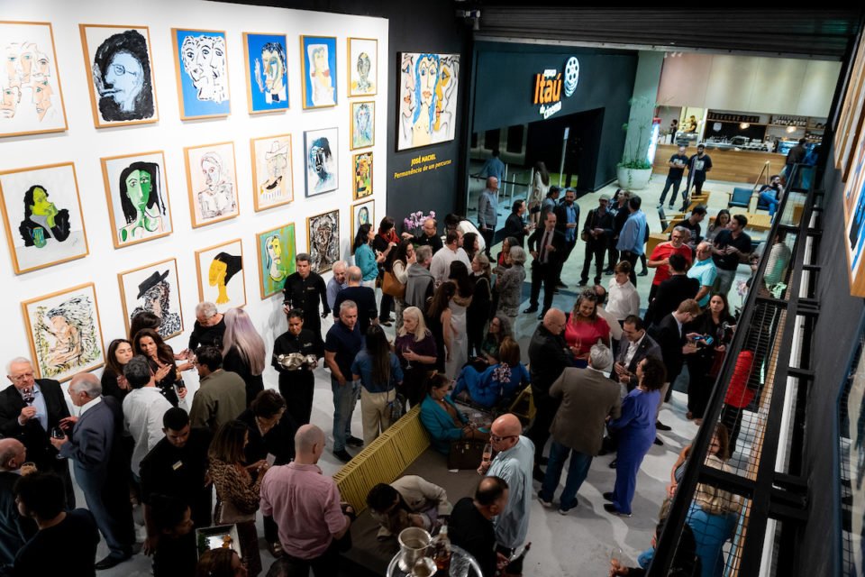 José Maciel recebe convidados em coquetel de abertura de exposição ...