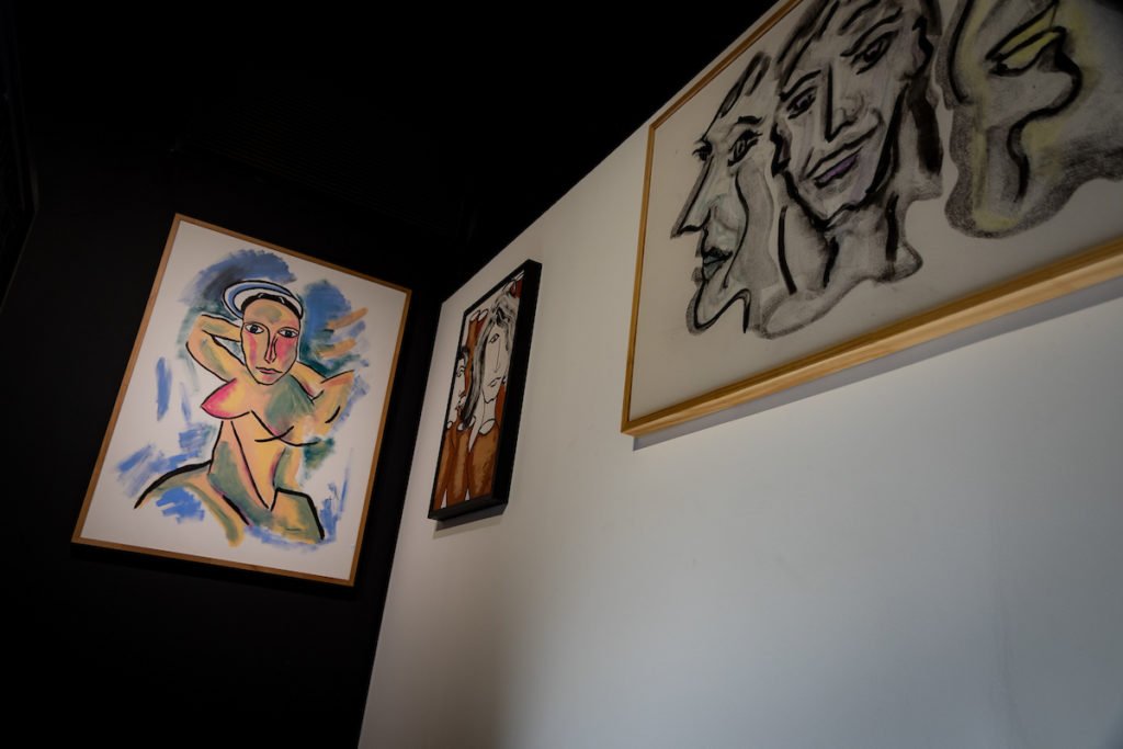 José Maciel recebe convidados em coquetel de abertura de exposição ...