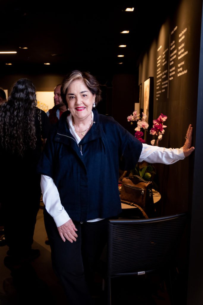 José Maciel recebe convidados em coquetel de abertura de exposição ...