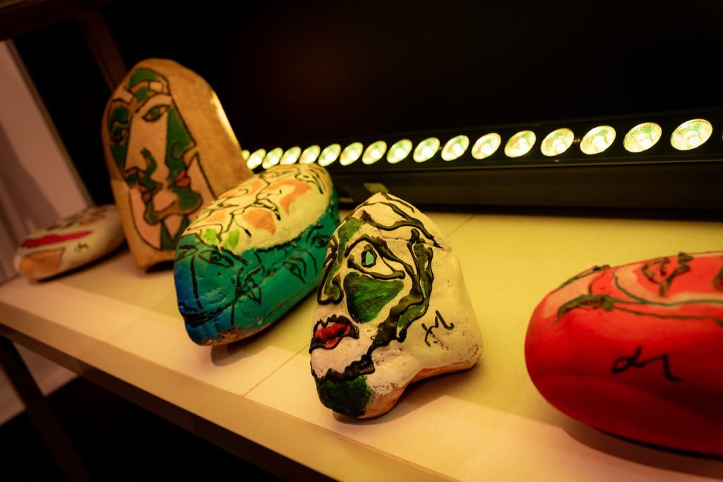 José Maciel recebe convidados em coquetel de abertura de exposição ...