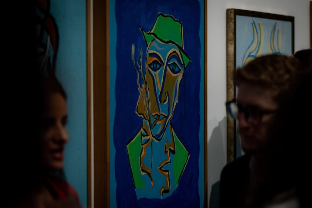 José Maciel recebe convidados em coquetel de abertura de exposição ...