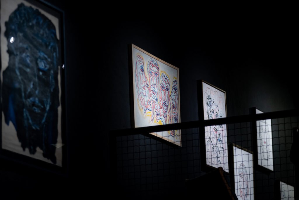 José Maciel recebe convidados em coquetel de abertura de exposição ...