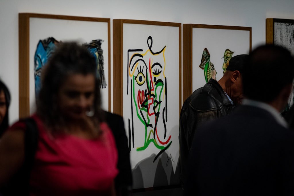 José Maciel recebe convidados em coquetel de abertura de exposição ...