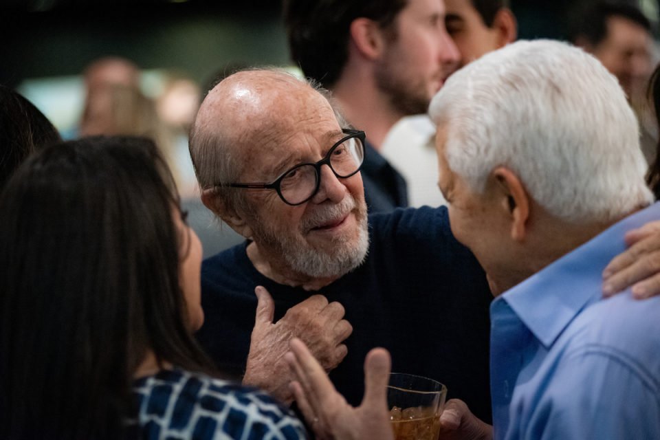 José Maciel recebe convidados em coquetel de abertura de exposição ...