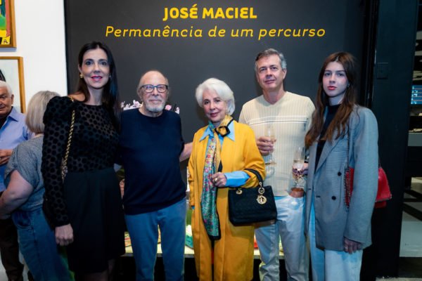 José Maciel recebe convidados em coquetel de abertura de exposição ...