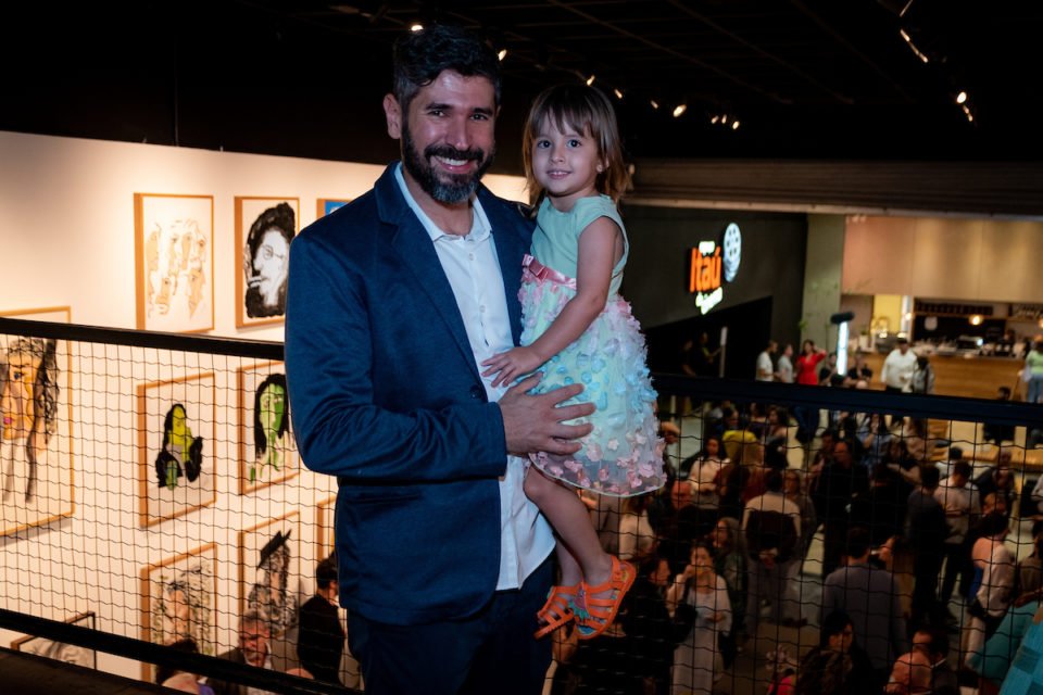 José Maciel recebe convidados em coquetel de abertura de exposição ...