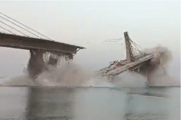 Vídeo: ponte suspensa desaba sobre rio na Índia | Metrópoles