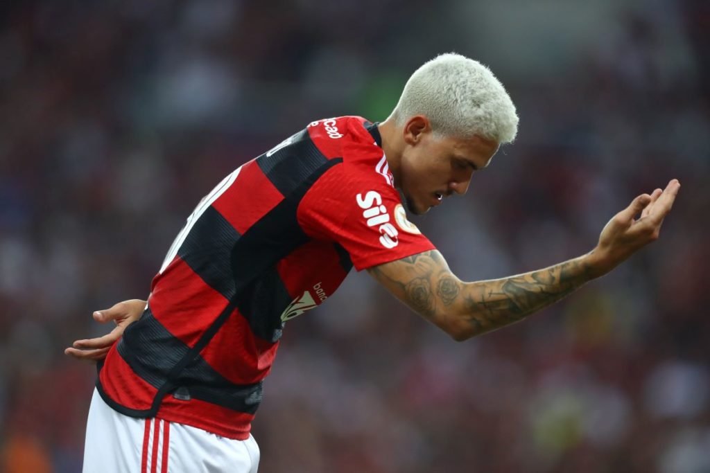 Preparador do Flamengo agrediu Pedro ao ver jogador mexendo no celular ...