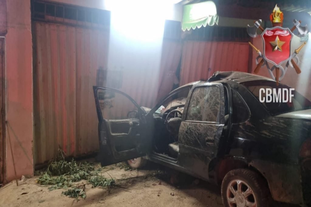 Vídeo. Motorista fica gravemente ferido após atropelar cavalo e bater em casa no DF | Metrópoles