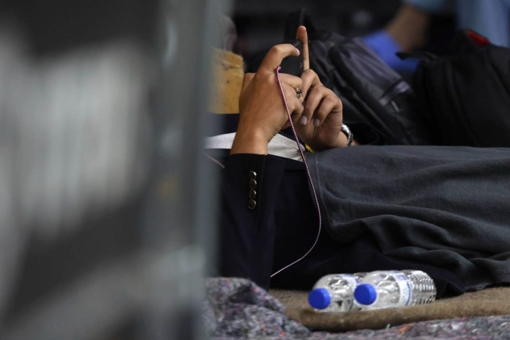 Refugiados afegãos voltam a acampar no Aeroporto de Guarulhos em SP ...