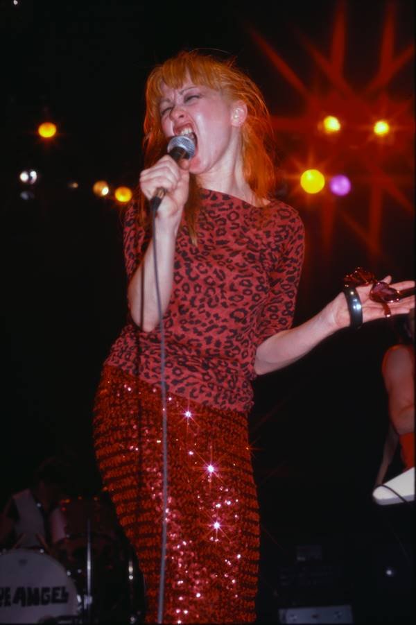 Cyndi Lauper faz 70: relembre looks marcantes da carreira da cantora ...