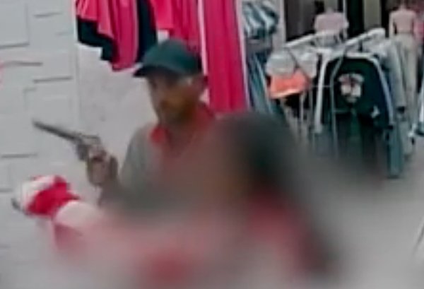 “Ladrão da arma prateada” assusta vendedoras de lojas de roupas; vídeo ...