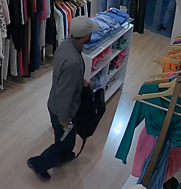 “Ladrão da arma prateada” assusta vendedoras de lojas de roupas; vídeo ...