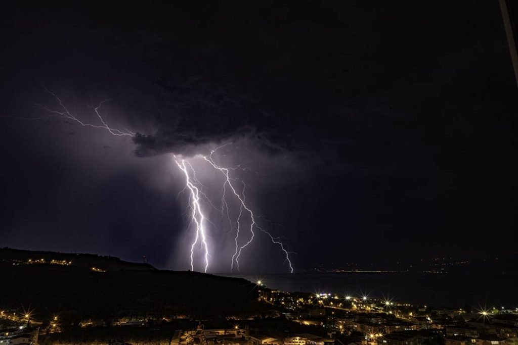 Fotógrafo faz registro impressionante de mais de 100 relâmpagos no céu ...
