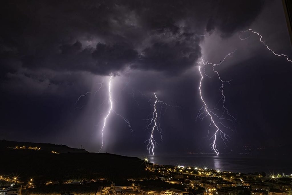 Fotógrafo faz registro impressionante de mais de 100 relâmpagos no céu ...