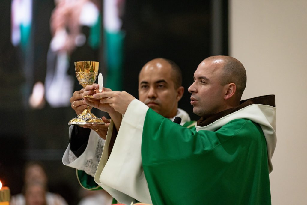 Frei Gilson celebra missa e reúne multidão em igreja de Brasília ...