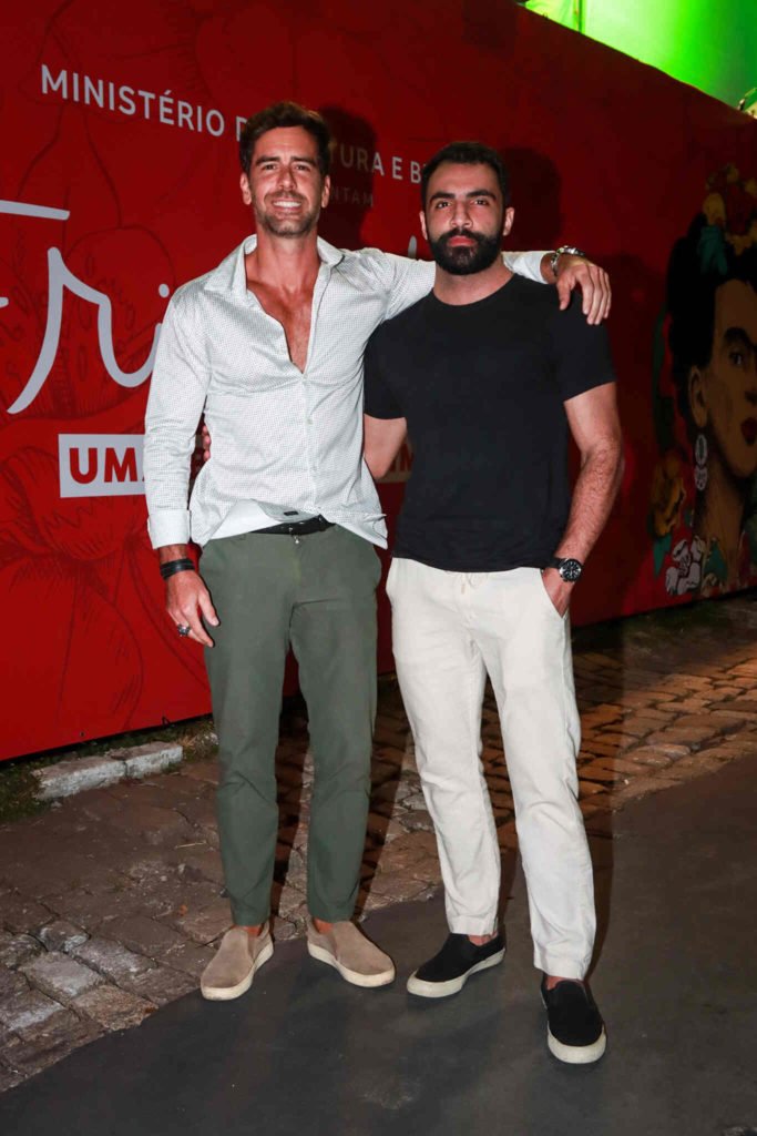 Marcos Pitombo faz primeira aparição ao lado do namorado. Veja ...