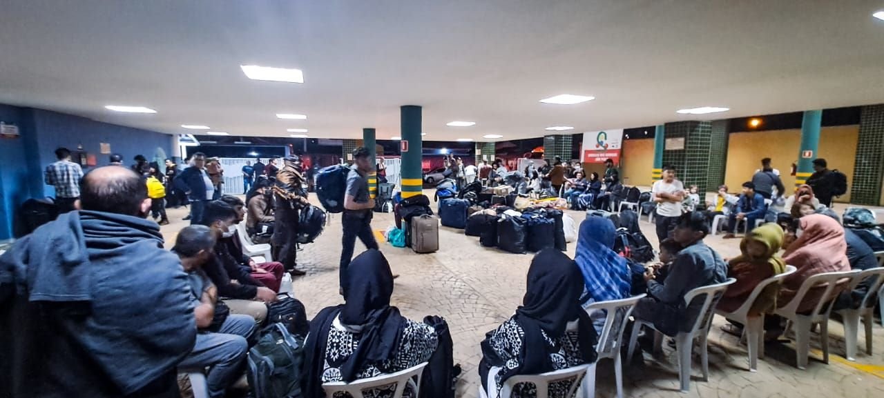 Após bloqueio de quase 4h, afegãos são autorizados a entrar em Praia ... Após bloqueio de quase 4h, afegãos são autorizados a entrar em Praia ...