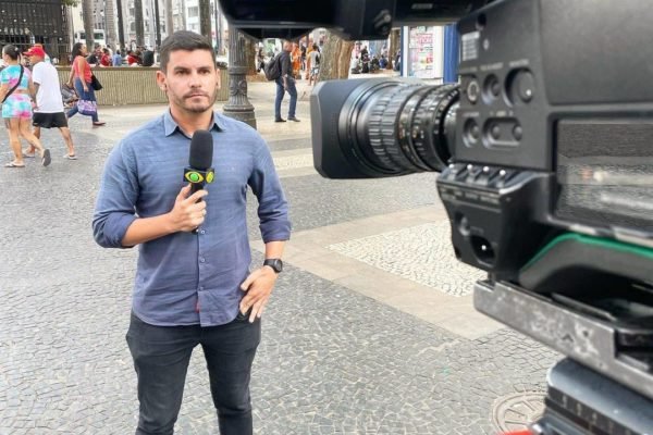 Repórter sofre tentativa de assalto durante reportagem em SP; assista | Metrópoles