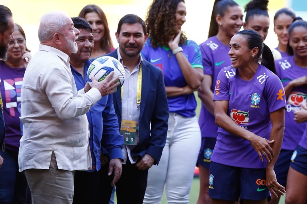 Vídeo: Lula encontra Seleção Feminina de futebol antes do jogão contra ...