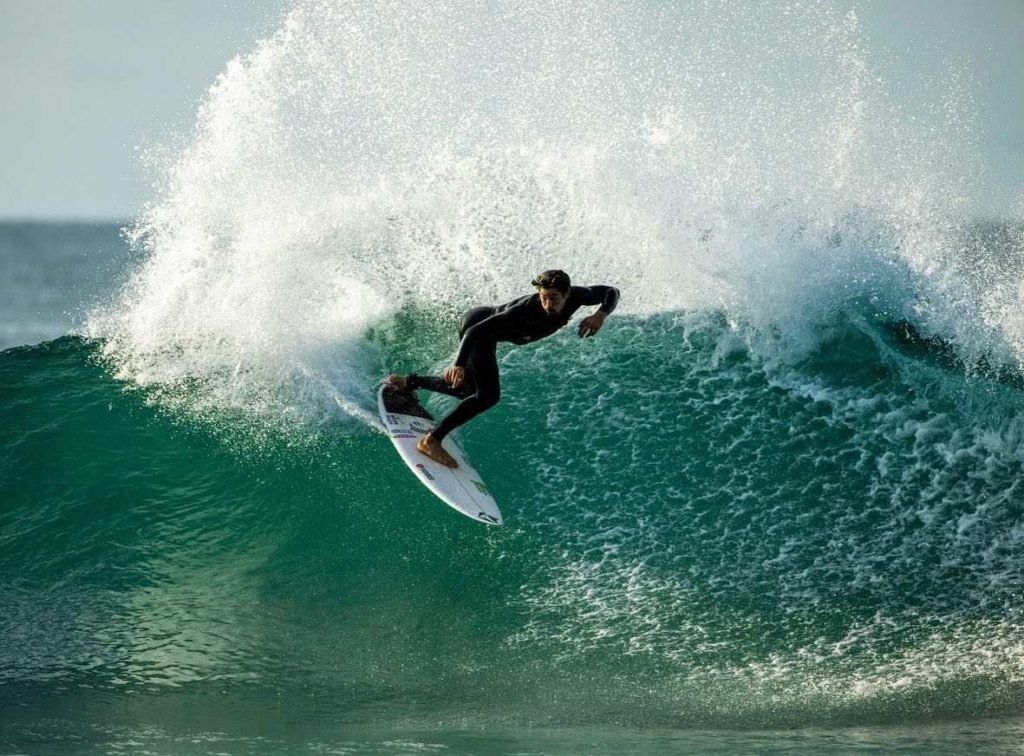 Quem é Yago Dora, o brasileiro campeão que ganhou nota 10 no surfe ...