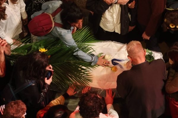 Família aguarda autorização da Justiça para cremar corpo de Zé Celso ...