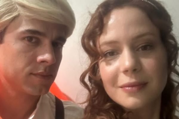 Leandra Leal e marido encarnam personagens de Titanic em festa | Metrópoles