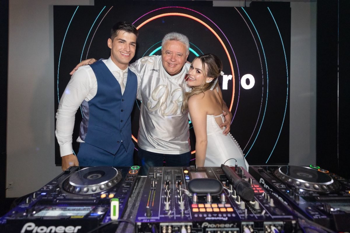 Bruna Nardelli e Marcelo Morato trocam alianças em Santa Teresa, no Rio ...