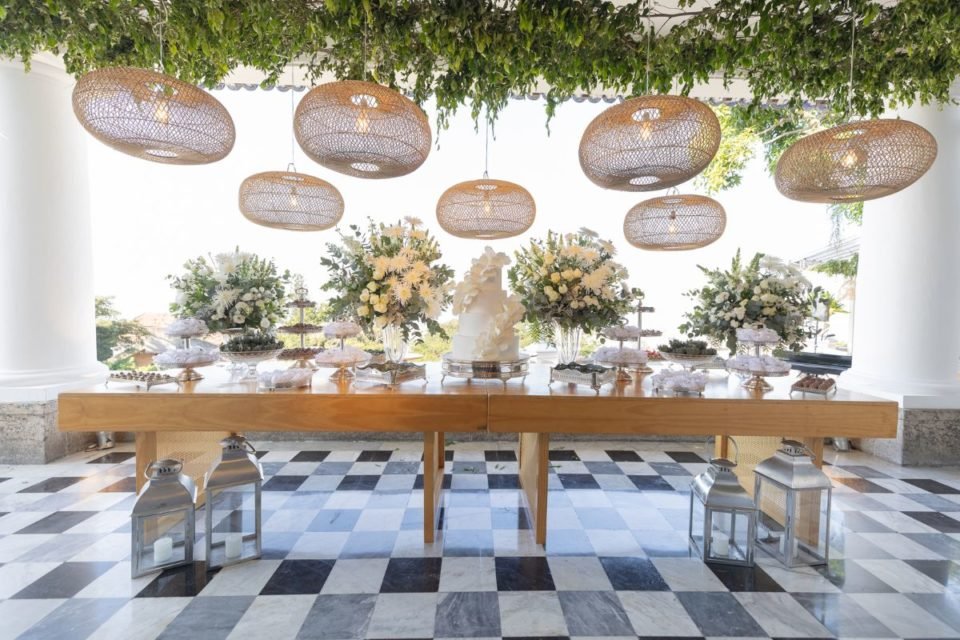 Bruna Nardelli e Marcelo Morato trocam alianças em Santa Teresa, no Rio ...