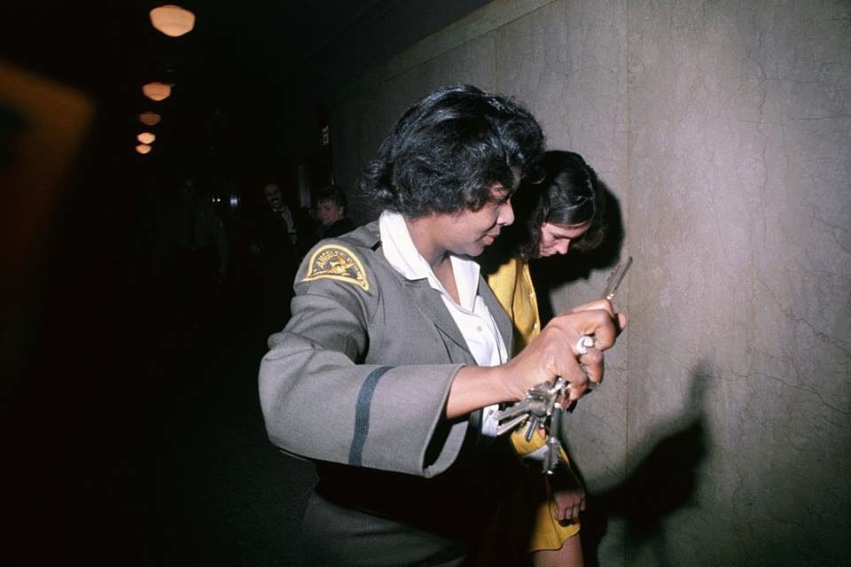 Família Manson: saiba quem é assassina que deixou prisão após 53 anos ...