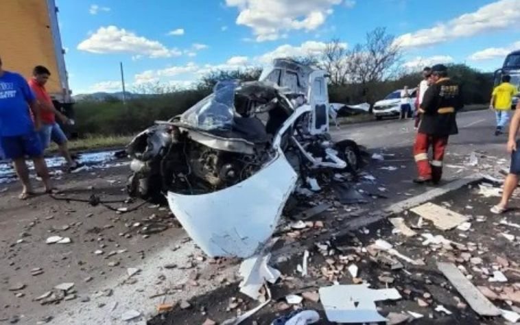 Motorista de picape sobrevive após colisão com carreta em Pernambuco | Metrópoles