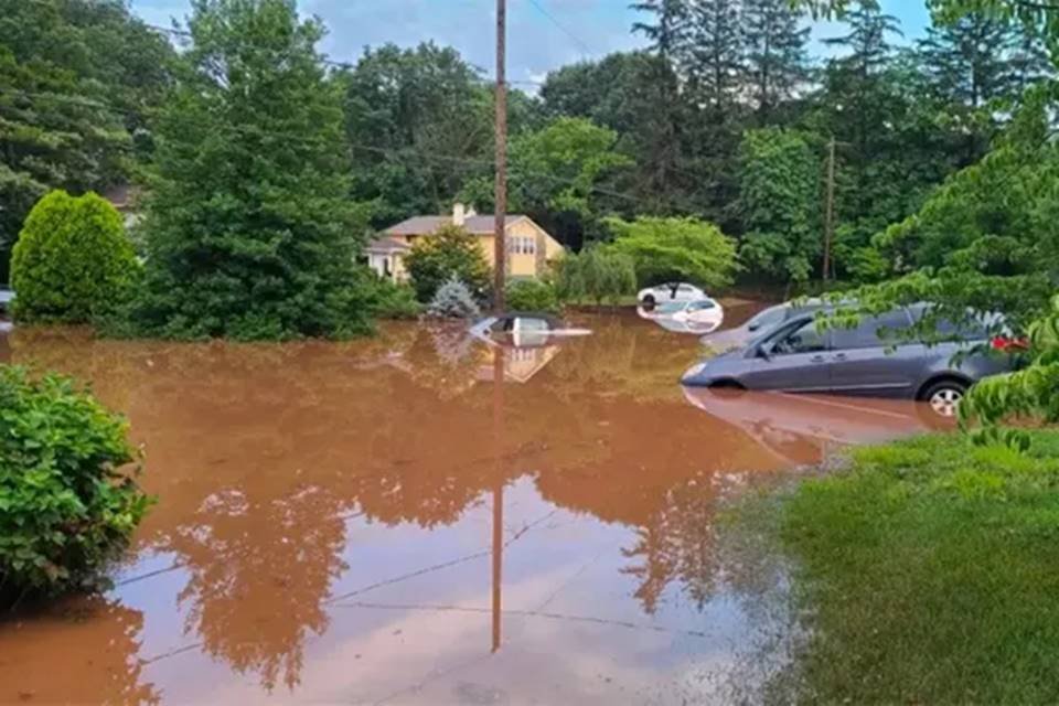 Enchente nos Estados Unidos deixa cinco mortos e três desaparecidos | Metrópoles