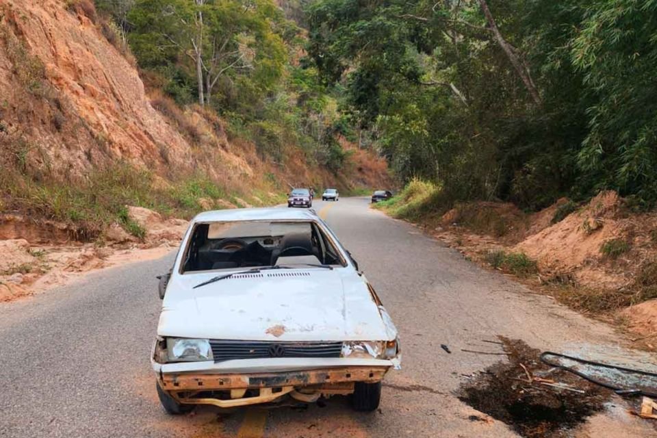 Motorista morre após carro bater em barranco e capotar em MG | Metrópoles