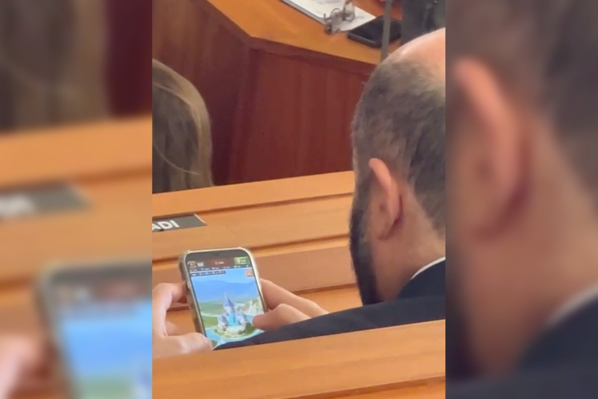 Vídeo: candidato ao STJ joga no celular durante discurso de Moraes ...