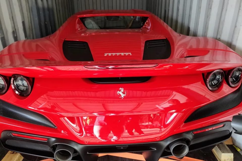 Receita apreende Ferrari avaliada em R$ 1,6 milhão no Porto do Rio ...
