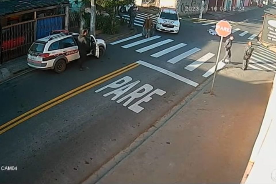 Vídeo: motorista atropela idoso, volta ao volante e arrasta corpo por 150 metros | Metrópoles