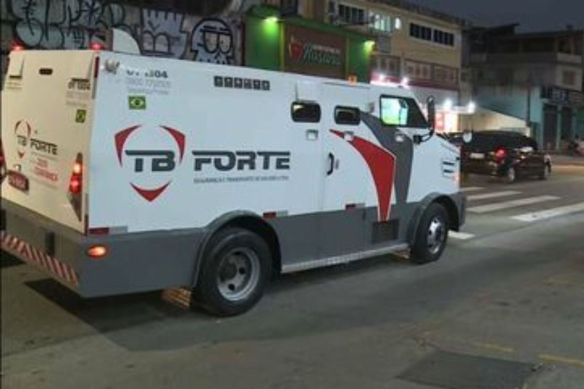 Grande SP: quadrilha troca tiros com seguranças e assalta carro-forte ...