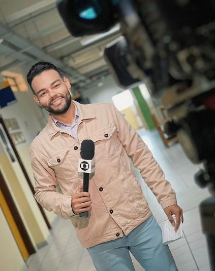 Vídeo: repórter da Globo é mordido por lhama ao vivo | Metrópoles