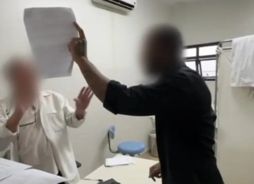 Vídeo Marido De Paciente Dá Soco Em Médico Suspeito De Crimes Sexuais