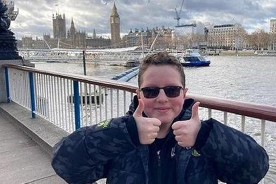 Criança é diagnosticada com tumor após pais notarem tremor em seu olho ...