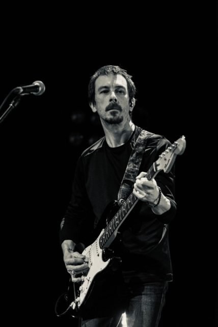 Beto Lee revela as emoções de show em homenagem à mãe, Rita Lee ...