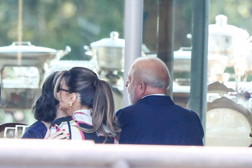 Lula e Janja chegam ao casamento de Randolfe Rodrigues em Brasília ... Lula e Janja chegam ao casamento de Randolfe Rodrigues em Brasília ...